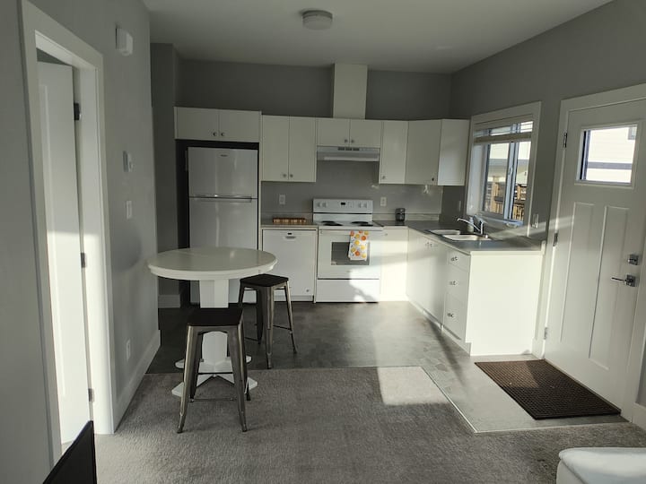 West Coast Private Carriage Home - Langford