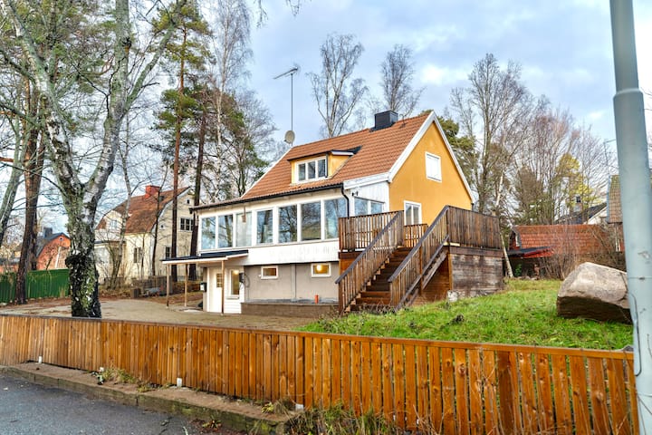 Stor Villa I Danderyd – Nära T-bana & Golfbana - Stockholm