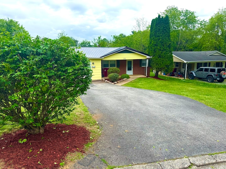Centralized Modern Home In Johnson City - Johnson City