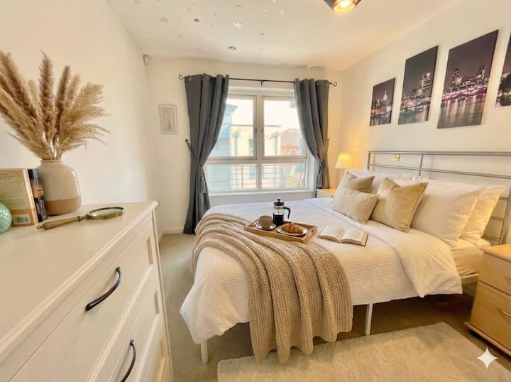 Spacious Apartment • City Centre - 沃里克郡