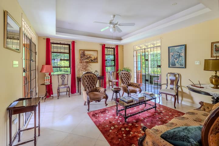 Elegante, Impecable Hogar, Con Capacidad Para 5-10, En Un Vecindario Exclusivo Y Seguro - Kingston