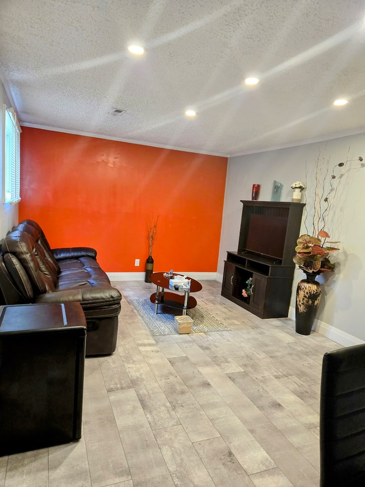 Enjoyable Place For 2 Guest-entry Door Right Side - Windsor