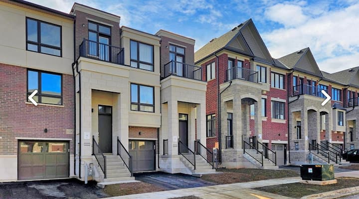 New Brilliant Townhouse Near Hospital Oakville - Burlington