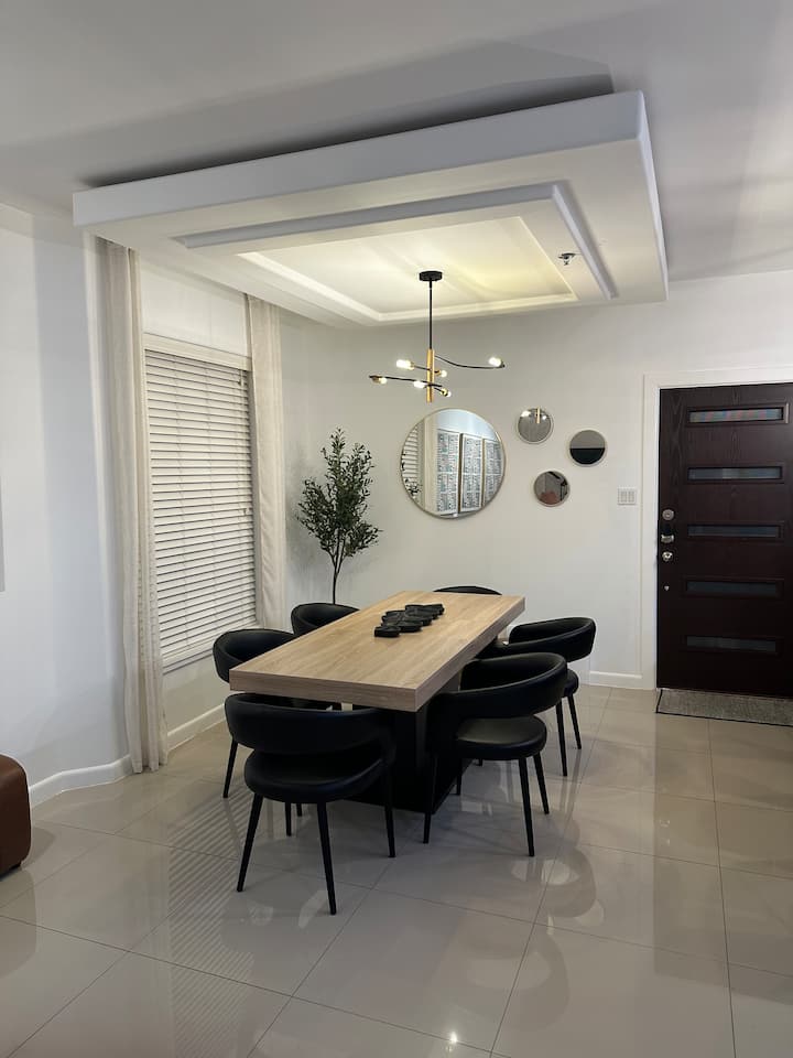 Modern Condo, 1st Floor W Pool + Attached Garage - 매캘런