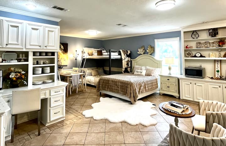 Sunny Parkview Guesthouse Family & Work-friendly - Katy, TX