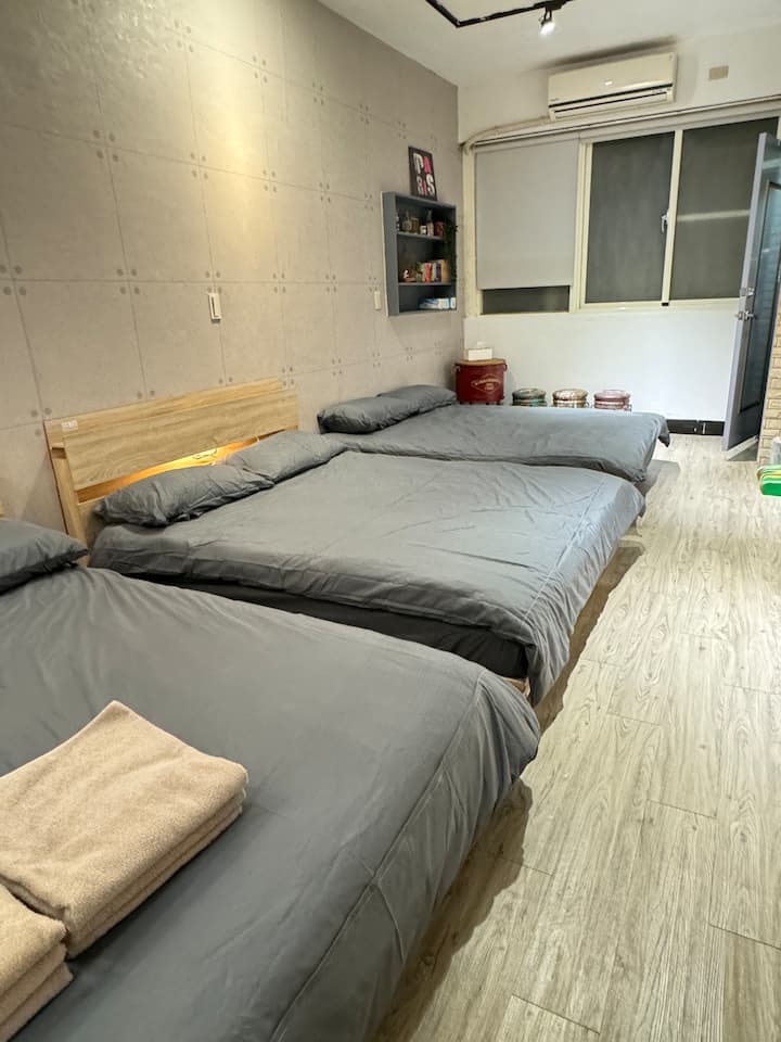 Taipei Ximen 簡約輕工業3-6人房、近ximen捷運站 - Taipei