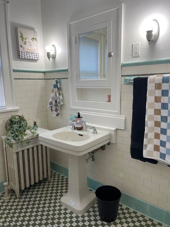 Charming Flat Near Lake Michigan - Racine, WI