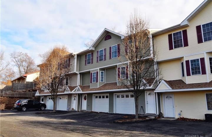 Private Room In Quiet Townhouse - Branford, CT