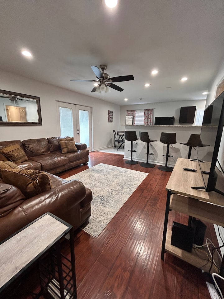 Chic | Cozy 4br Retreat- Perfect Getaway! - Garland, TX