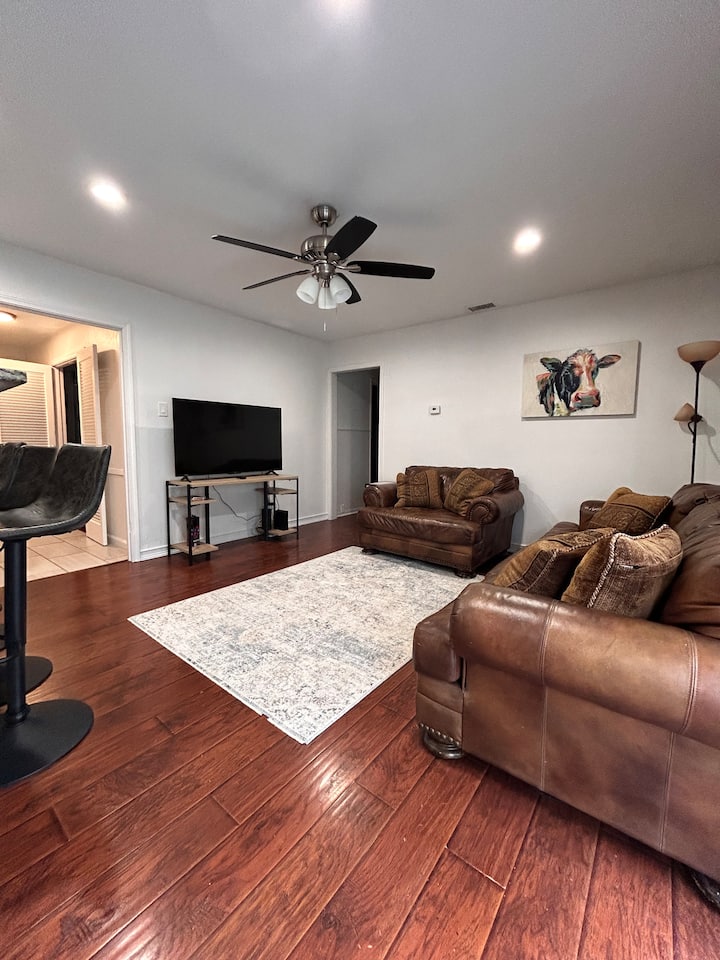 Chic | Cozy 4br Retreat- Perfect Getaway! - Garland, TX