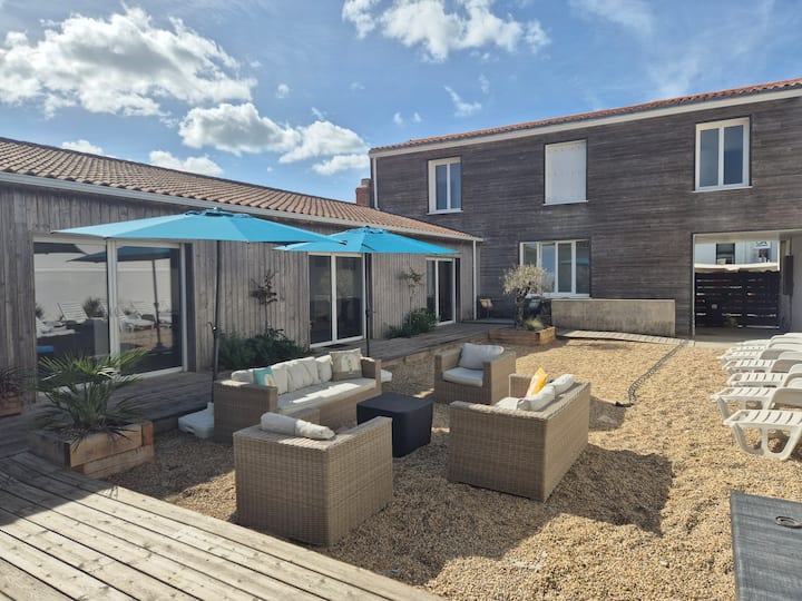 Beaches & Shops Within Walking Distance - 6 Bedrooms + Mezzanine - Vendée