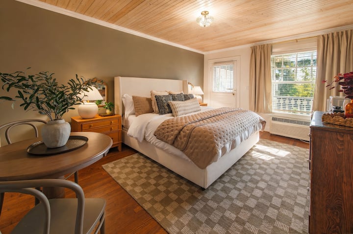 Historic Riverview Inn - King Room Six - Chattanooga, TN