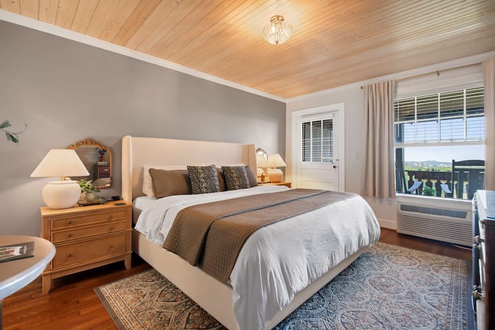 Historic Riverview Inn - King Room Six - Chattanooga, TN