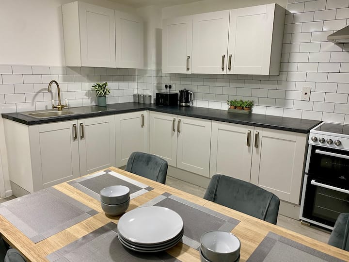 5 Bedroom Property In Central Mk - Milton Keynes