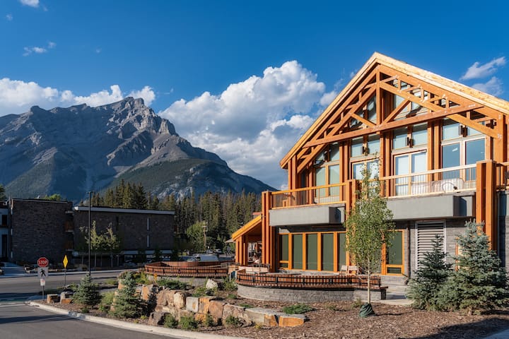 Superior Suite Overlooking Rockies - Banff