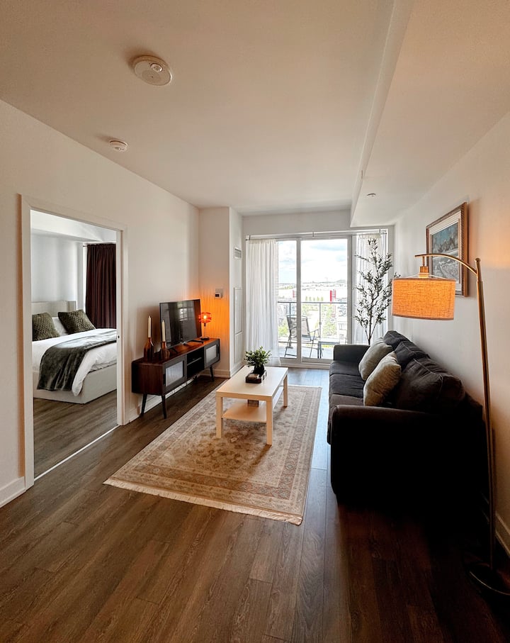 Spacious Modern 1 Bed + Den Condo - Vaughan