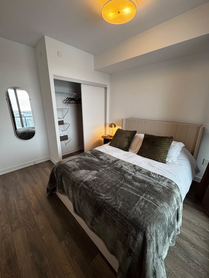 Spacious Modern 1 Bed + Den Condo - Vaughan