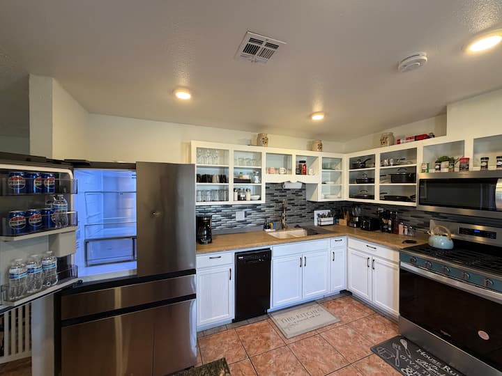 Family-friendly Home! 4 Br/2 Ba. - Las Vegas