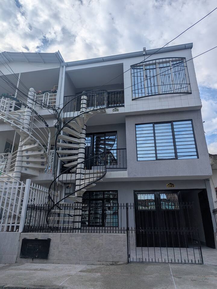 Casa Supremamente Grande Para La Renta Con Garage - Cali