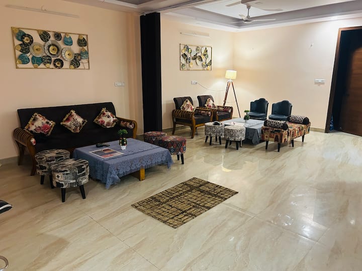 Happy Homezz | Spacious Cottage | 4bhk - Delhi