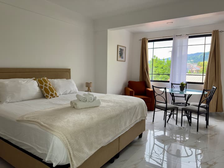 12 – Luxury King Suite | Pool & 24/7 Security - Kingston