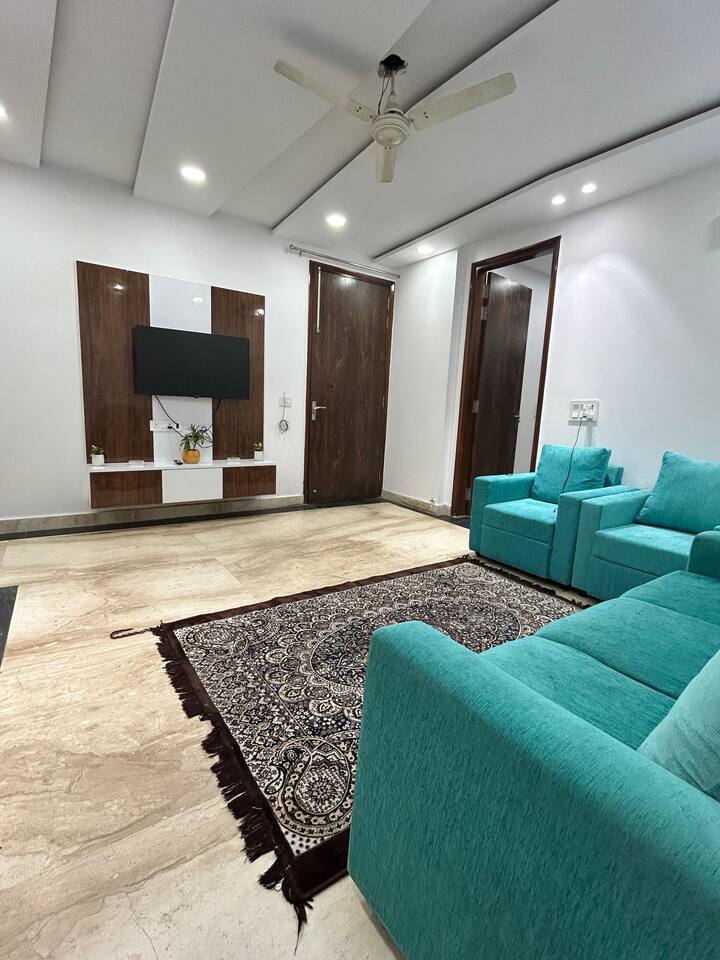Theoutlanderdoor
3bhk Appartment Near Igi Airport - Delhi