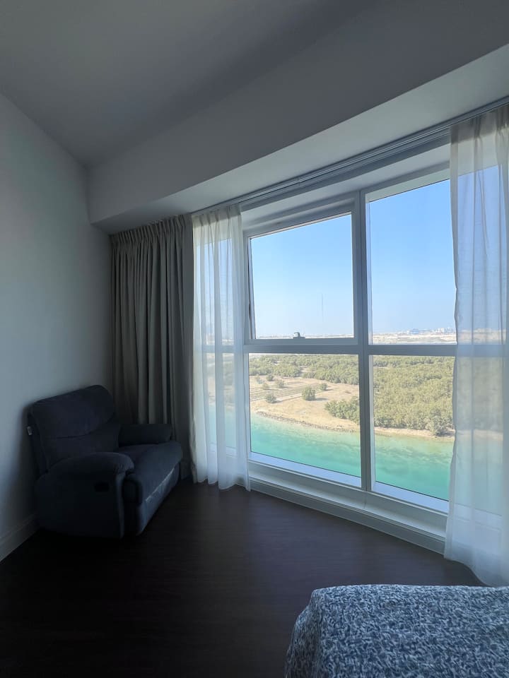 Luxurious Lake View Private Room - Abu Dhabi