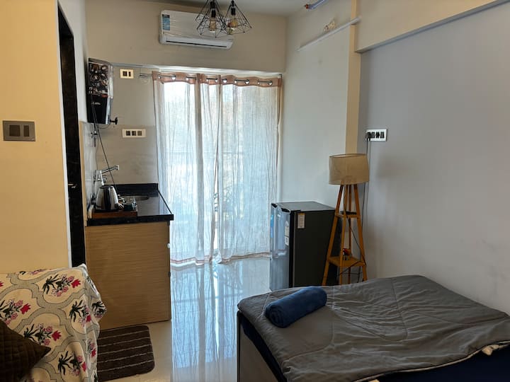 The Lily Bloom| Ac |Private |Wifi| Couple Friendly -