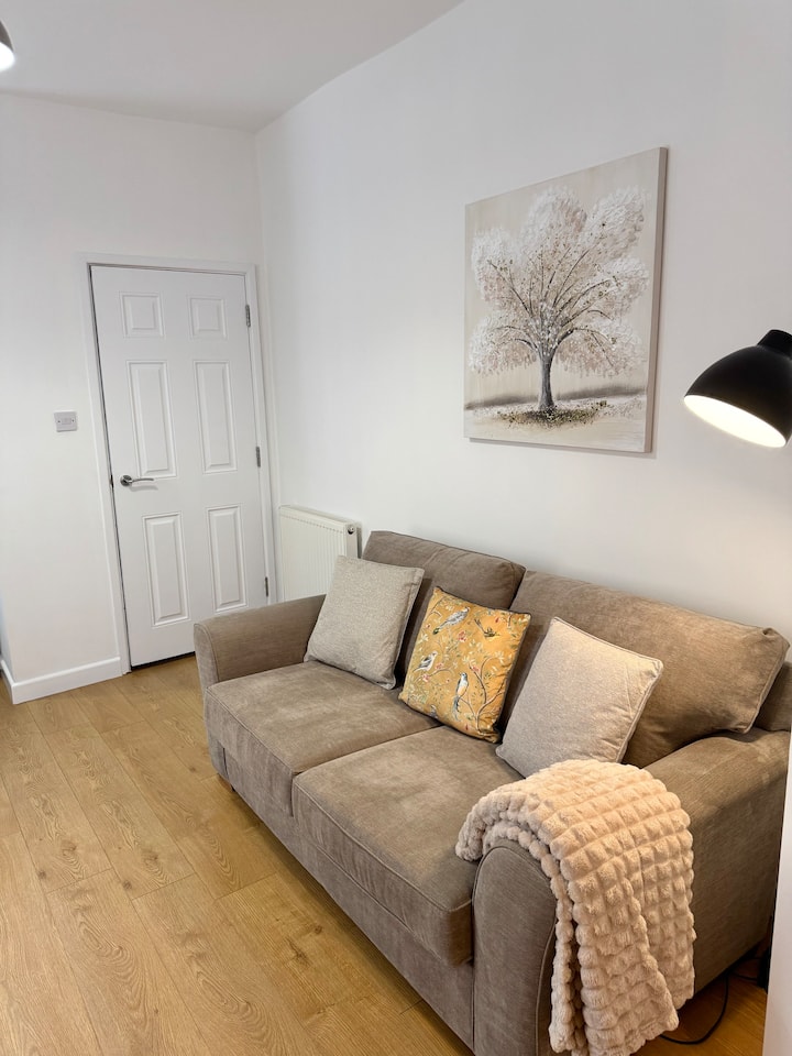 Deluxe Modern Cheltenham High-street Flat - Gloucestershire