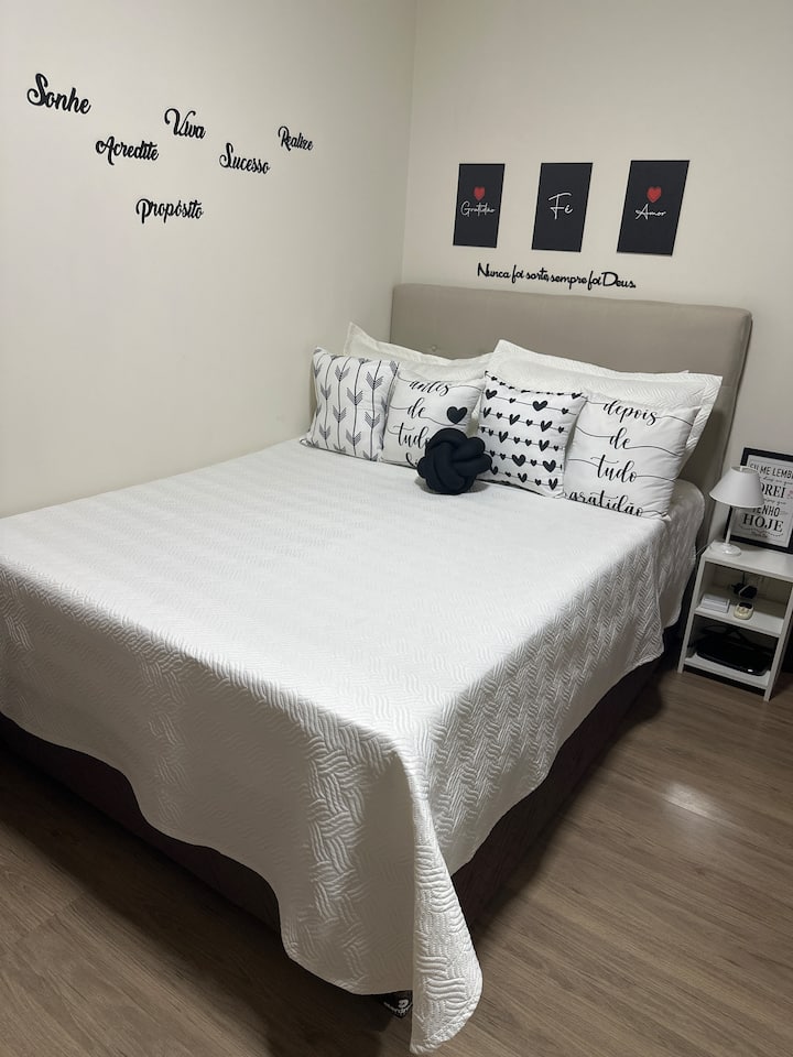 Quarto Em Apartamento Próximo Ao Hospital São José - Criciúma