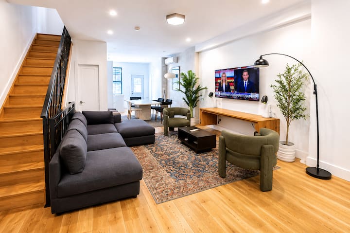 Spacious Brooklyn Townhouse Theater Backyard - Queens