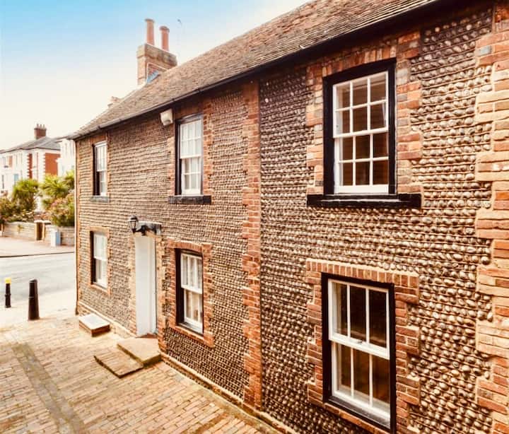 Cosy 18th Century Cottage - Pevensey Bay