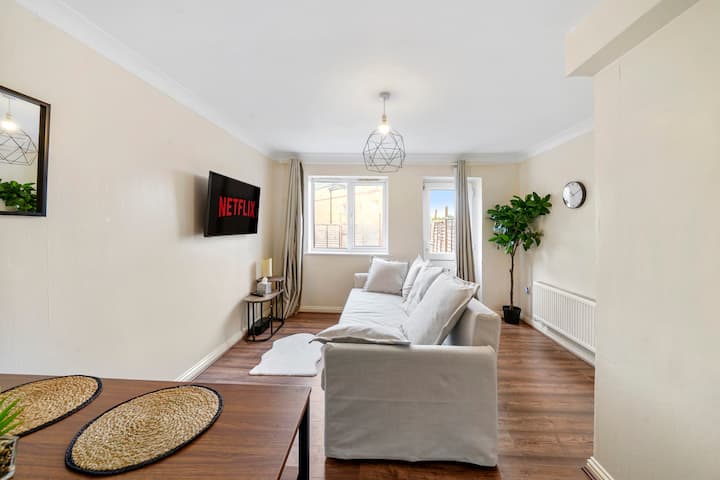 Spacious 4 Bed House Greenwhich - Barking