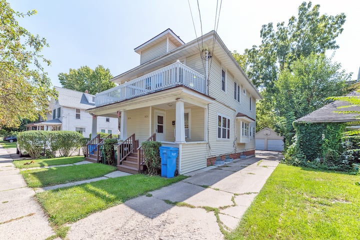 “Downtown Daisy” 3bed 1.5bath - Lansing, MI
