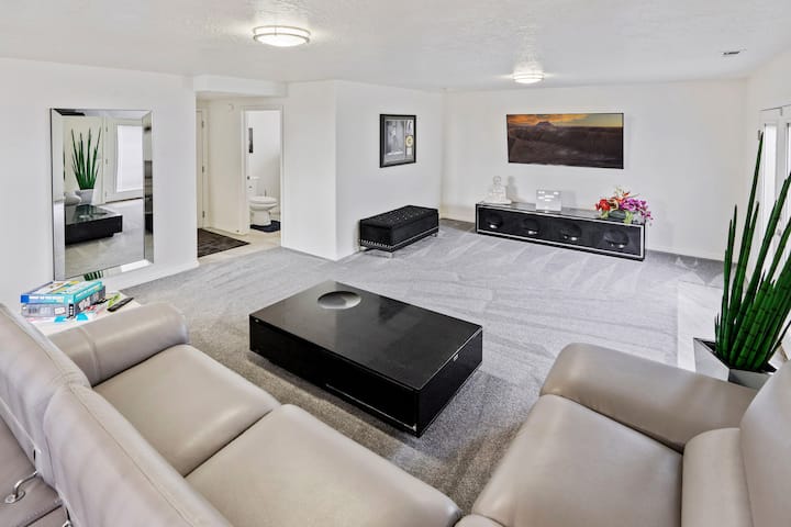 Luxury Family Home W/game Room - Salt Lake City, UT