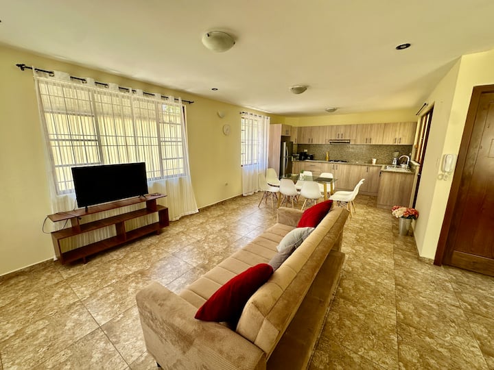 A1 Hermosa Casa Familiar Central - Cuenca