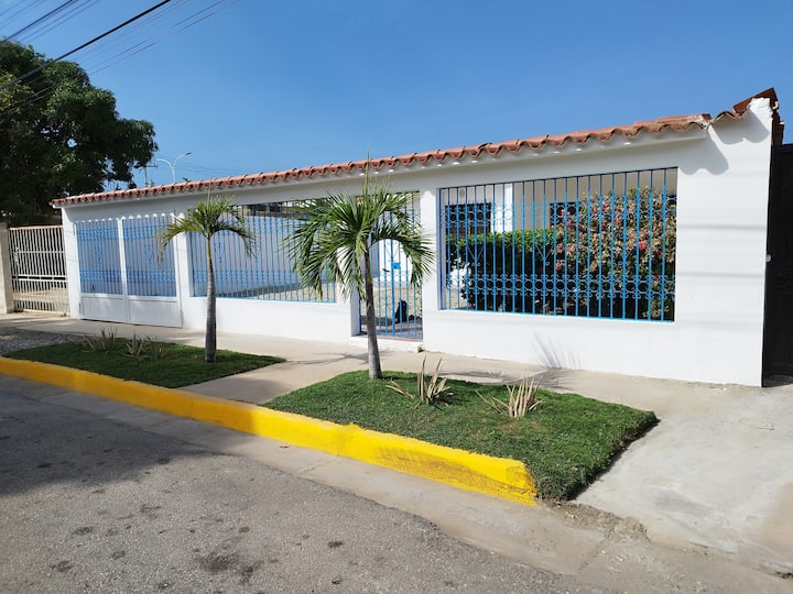 Amplia Y Cómoda Casa Familiar Con Piscina Lecheria - Venezuela