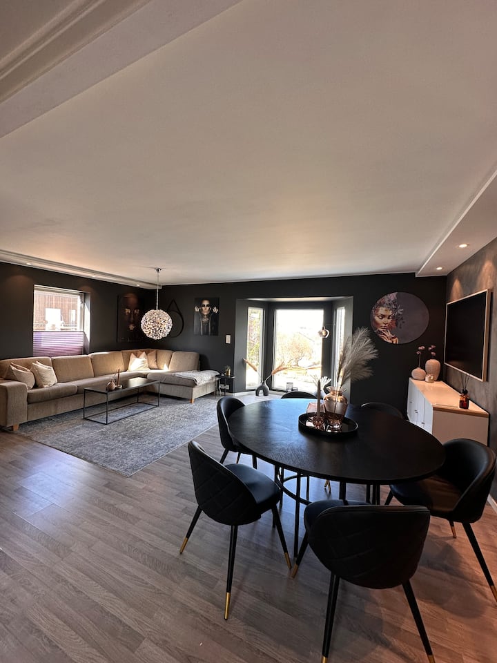 Aurora Borealis Pent Hjem Ved Ishavskatedralen - Tromsø