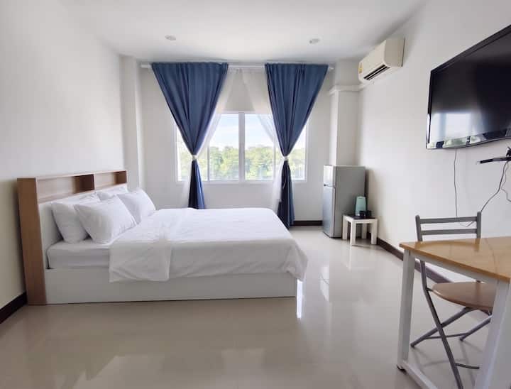 King Bed | Fast Wi-fi | Workspace - Phuket