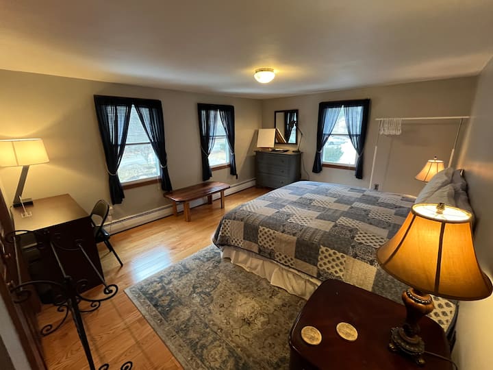 King Bedroom-near Boston But Suburban - Massachusetts