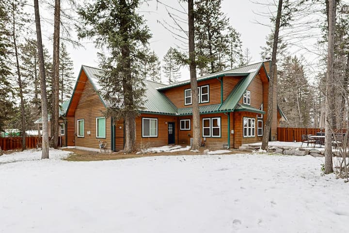 4 Br Home W/ Hot Tub, Patio, Grill, Enclosed Yard - Columbia Falls, MT