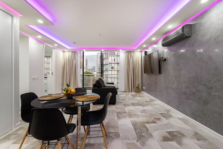 Stylish 3-br Apt: Sleeps 8, Views + Pool+car Park - Melbourne