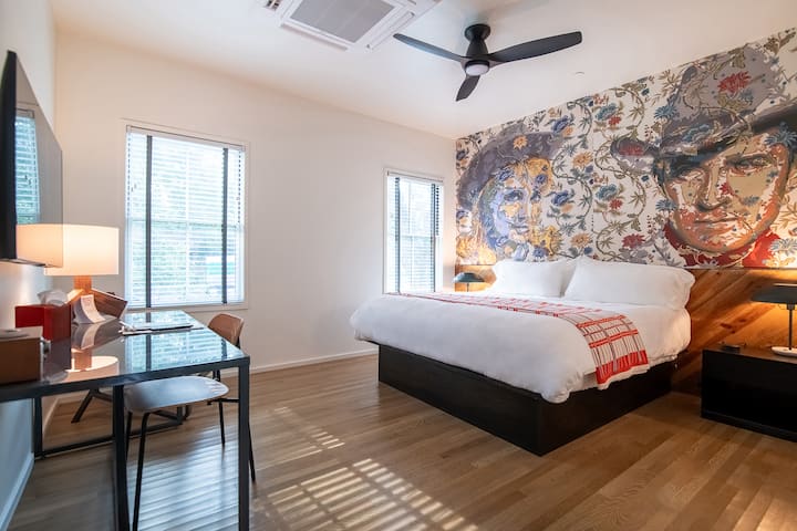 Cute Vintage Eco-friendly Hotel - Milam Suite - Taylor, TX