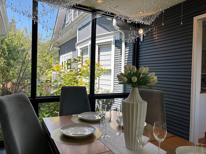 Historic Craftsman–modern Luxury Near Park & Café - Seattle, WA