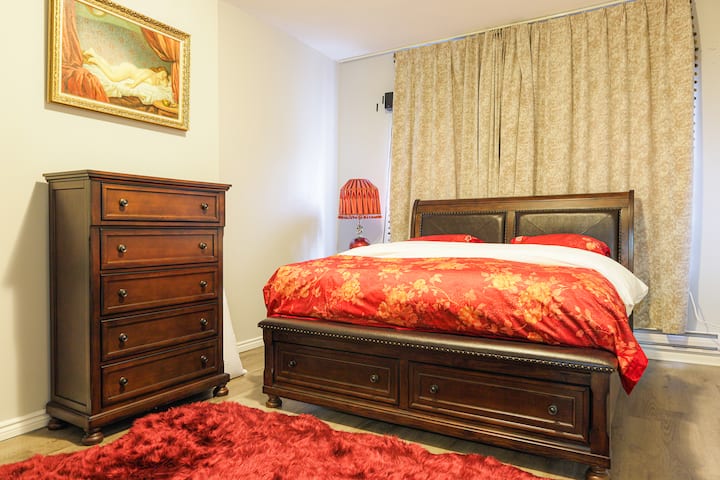 Queen West Luxury | Graffiti Alley + Conv. Store - Toronto