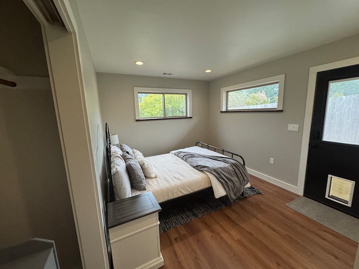 Hill Crest Drive Queen Bed - Eureka, CA
