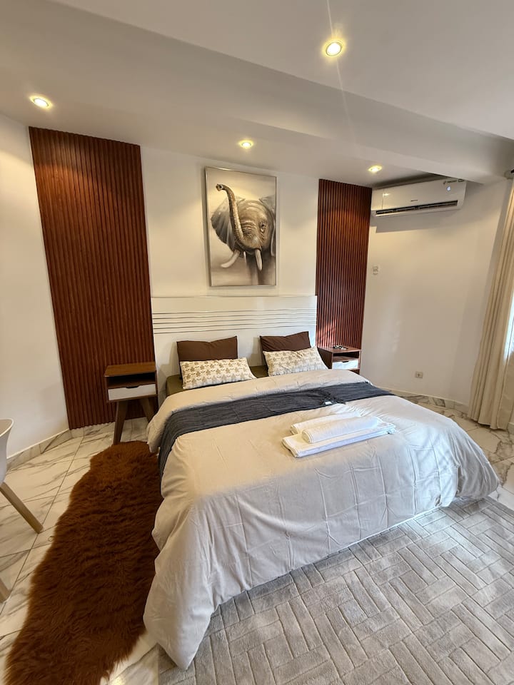 Au Pieds Du Monument Africain - Dakar