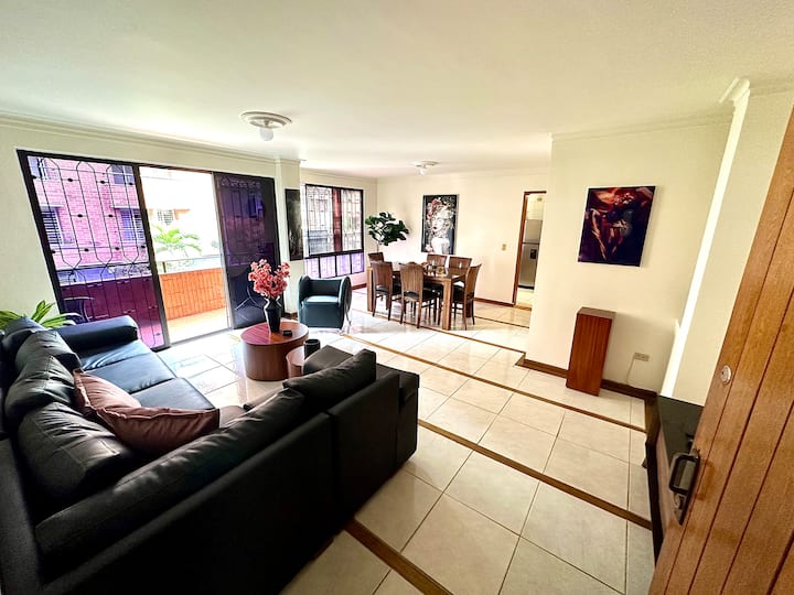 3 Cuartos Con 2 Balcónes En Laureles Wifi Rápido - 