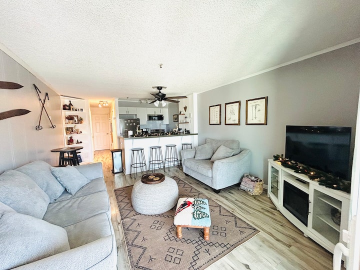 Renovated Condo – Hot Tubs / Steps To Lifts - Snowshoe, WV