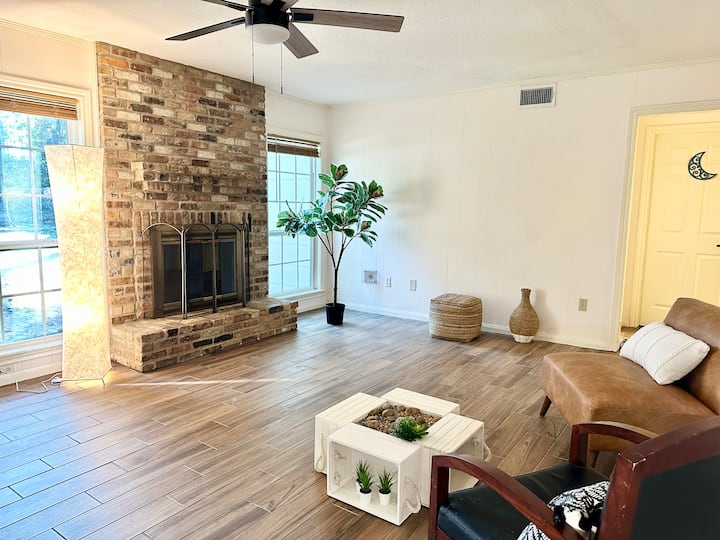 Casa Luna - Cream Room En Suite Bath - Spring, TX
